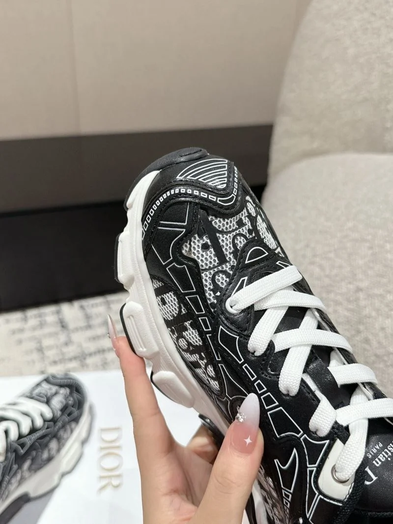 Accurate model Christian Dior Sneaker