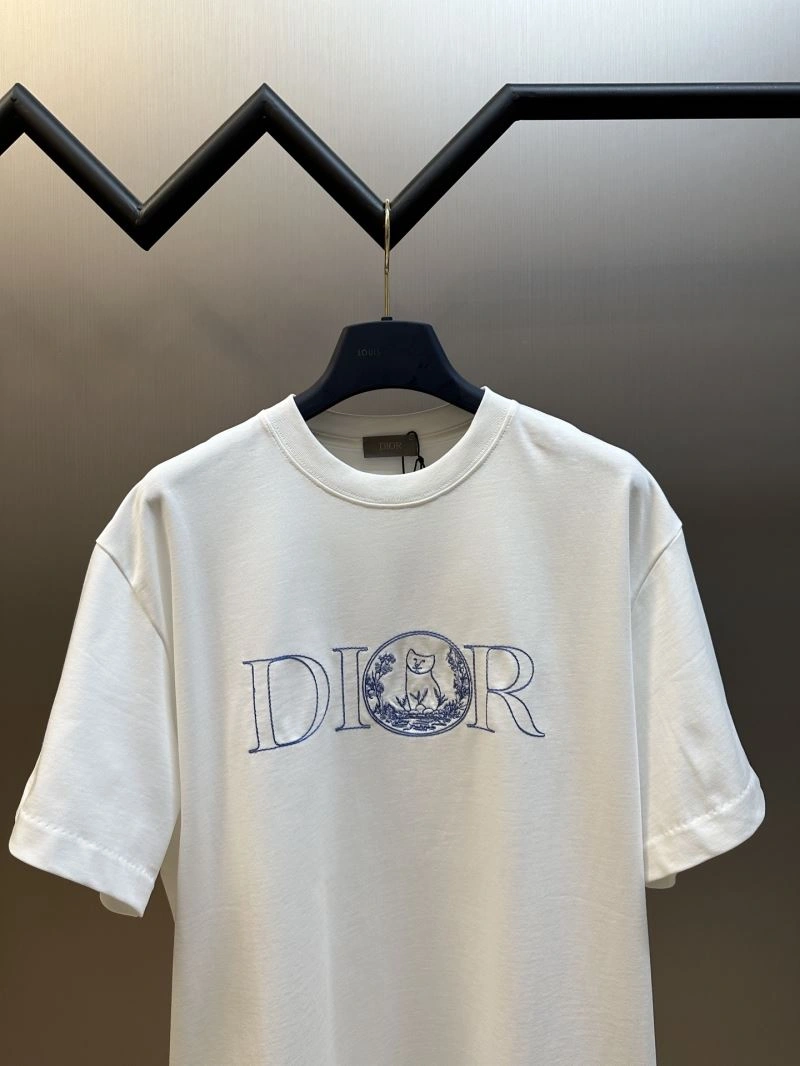 Accurate model Christian Dior T-Shirts