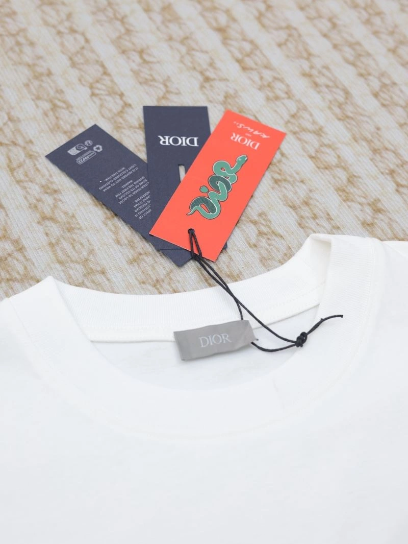 Accurate model Christian Dior T-Shirts