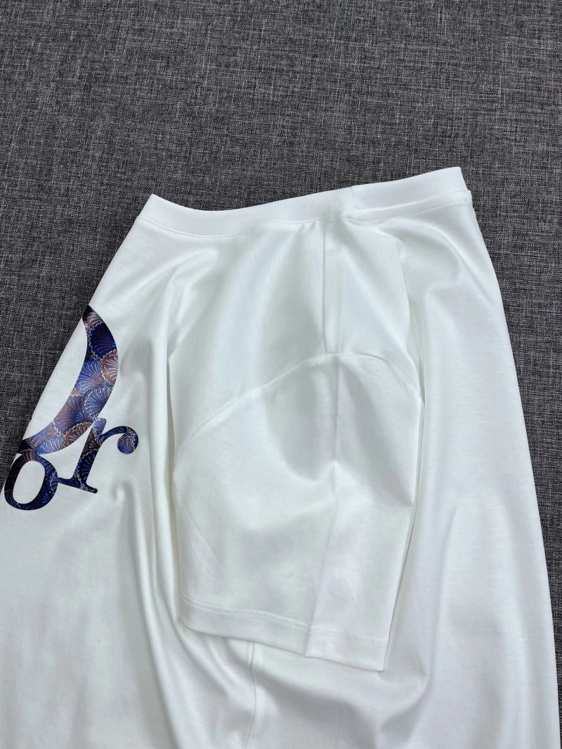Accurate model Christian Dior T-Shirts