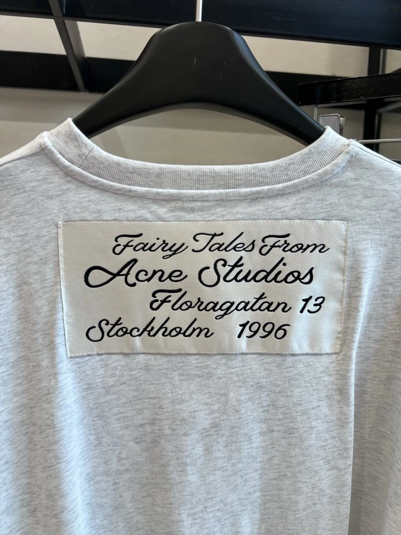 Accurate model Christian Dior T-Shirts