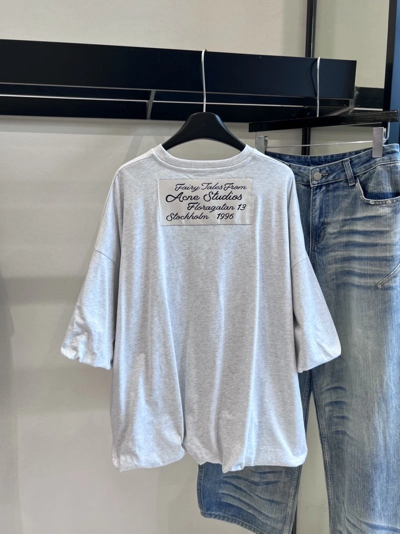 Accurate model Christian Dior T-Shirts