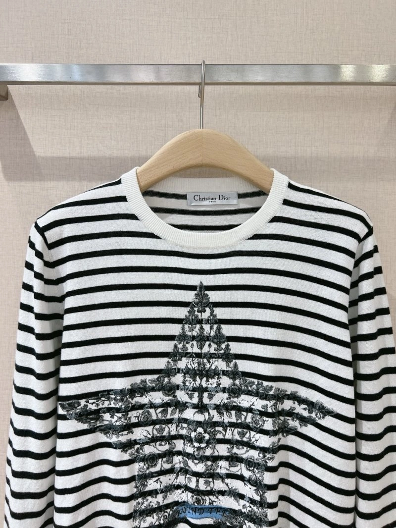 Accurate model Christian Dior T-Shirts