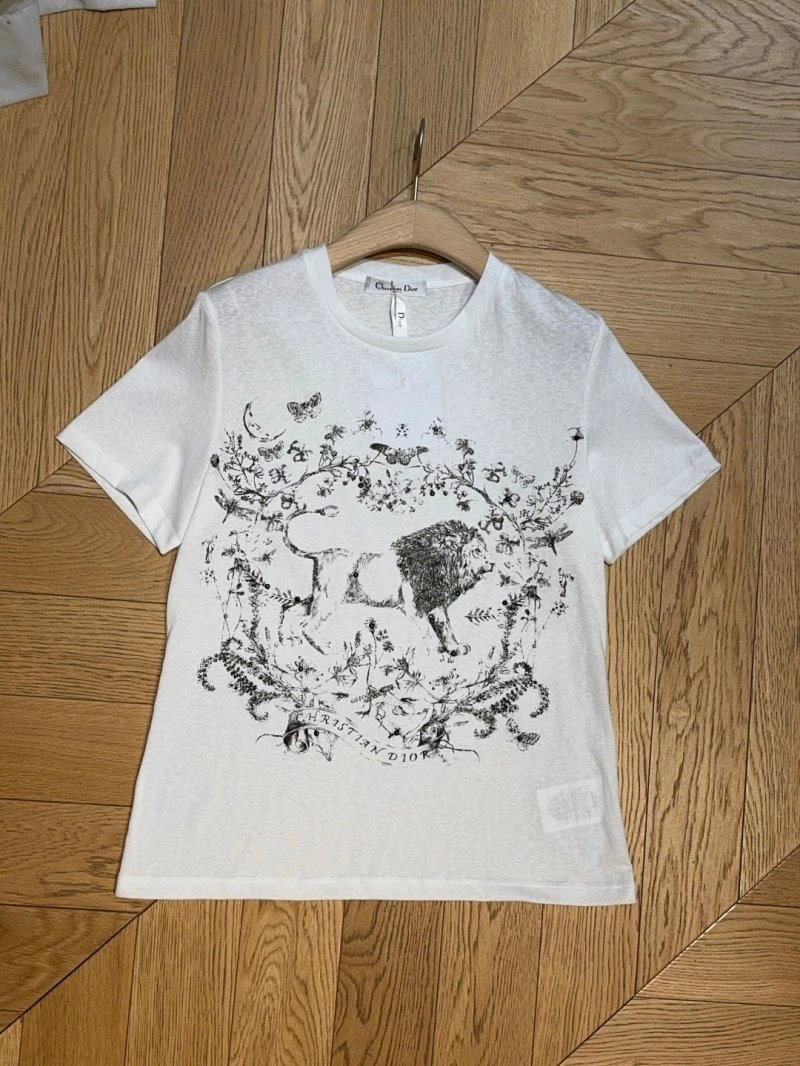 Accurate model Christian Dior T-Shirts