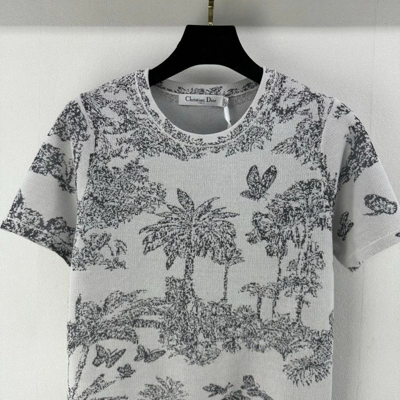 Accurate model Christian Dior T-Shirts