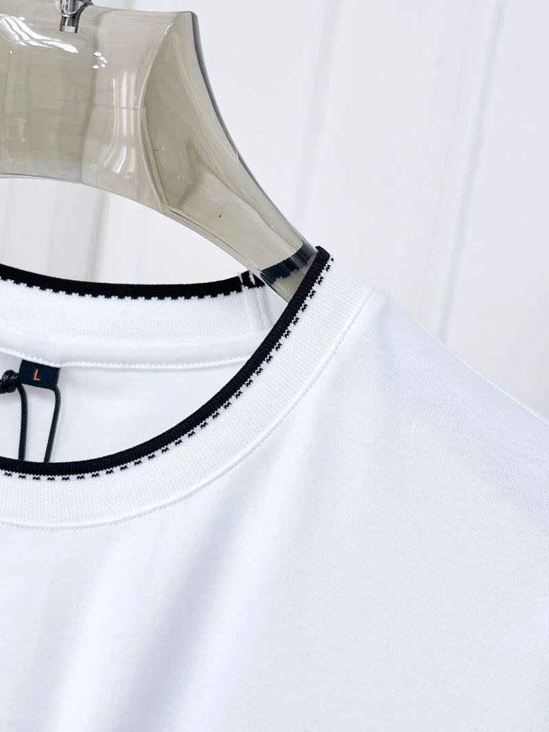 Accurate model Christian Dior T-Shirts