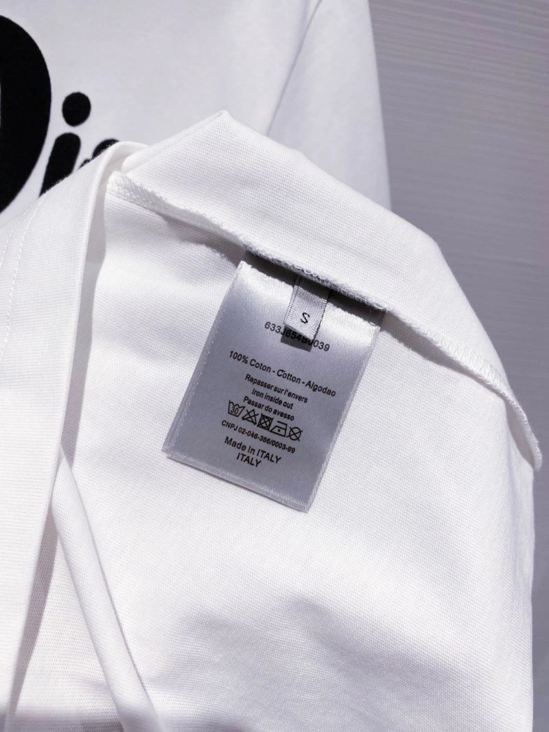 Accurate model Christian Dior T-Shirts