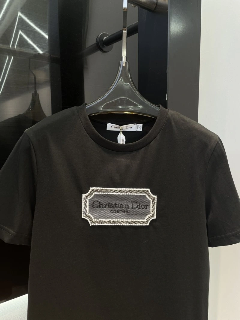 Accurate model Christian Dior T-Shirts