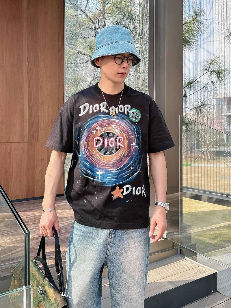 Accurate model Christian Dior T-Shirts