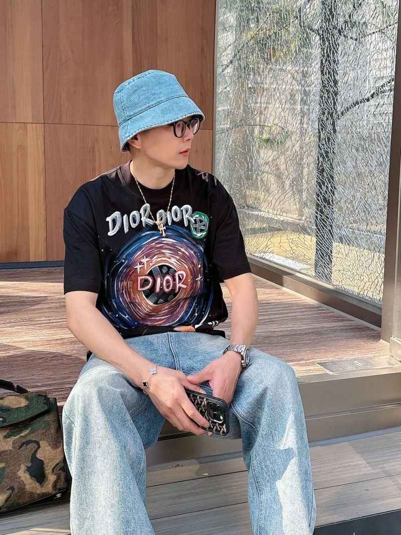 Accurate model Christian Dior T-Shirts