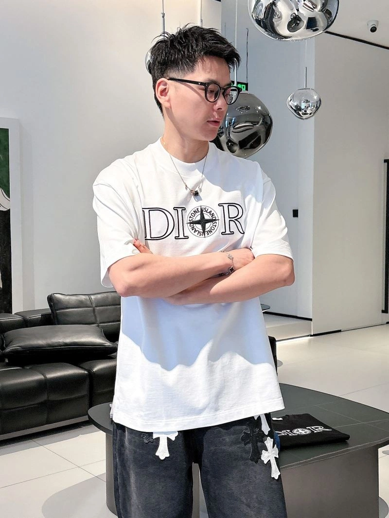 Accurate model Christian Dior T-Shirts