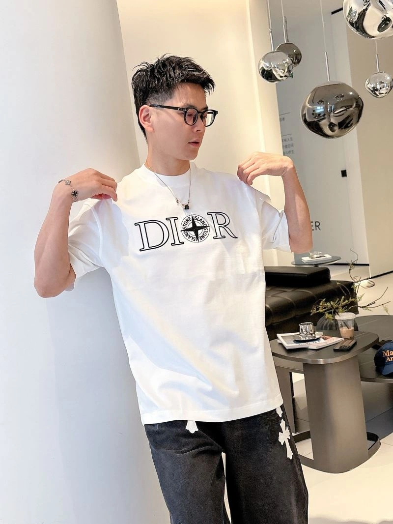 Accurate model Christian Dior T-Shirts