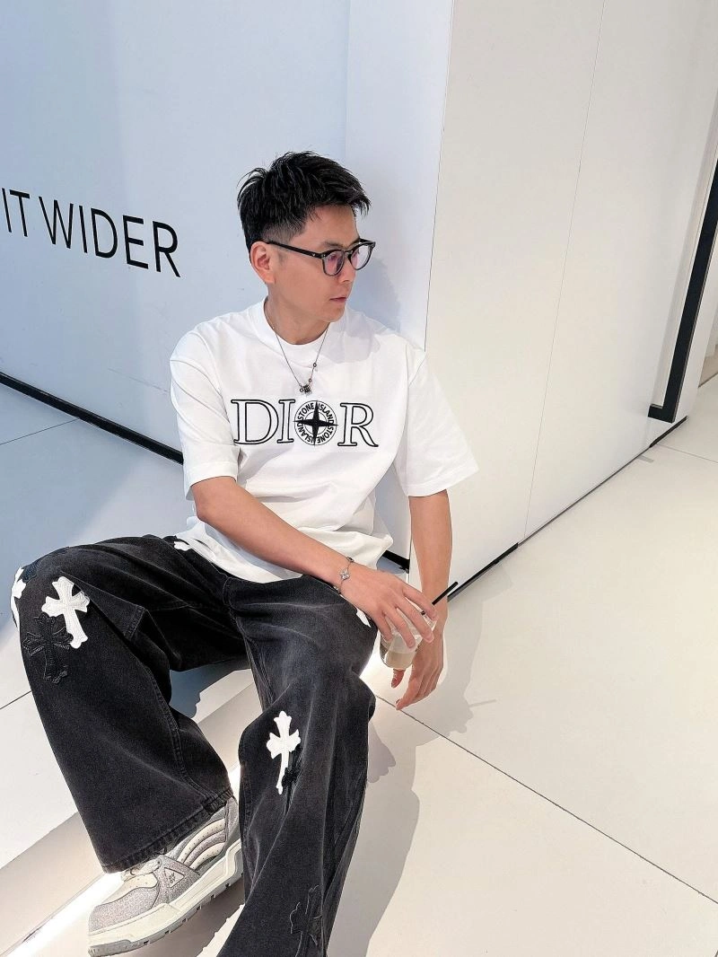Accurate model Christian Dior T-Shirts