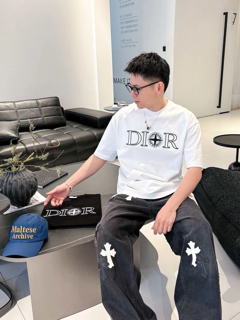 Accurate model Christian Dior T-Shirts