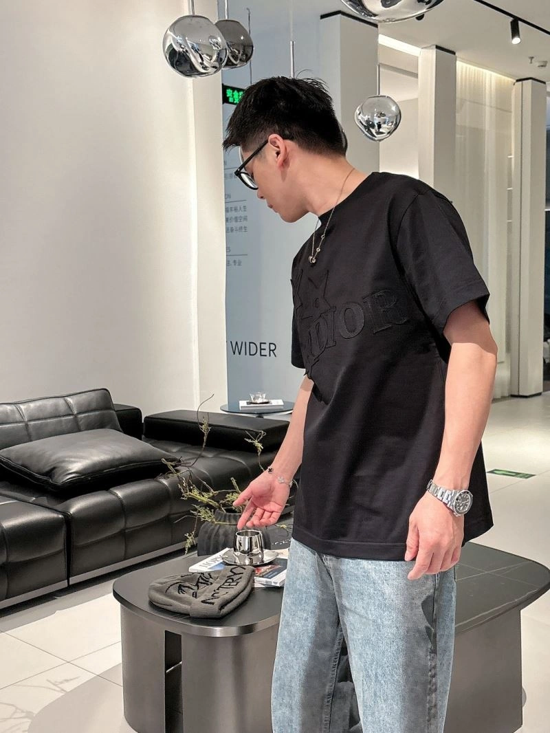 Accurate model Christian Dior T-Shirts