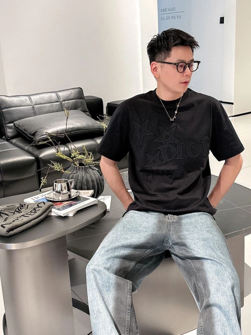 Accurate model Christian Dior T-Shirts