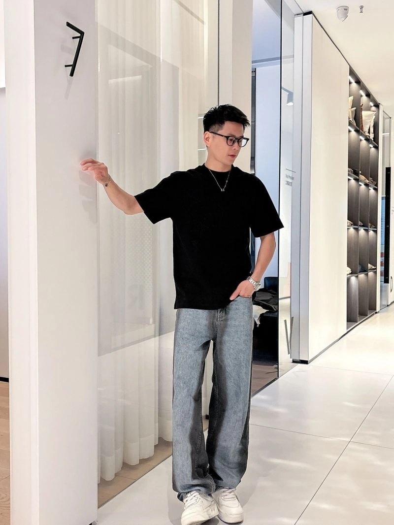 Accurate model Christian Dior T-Shirts