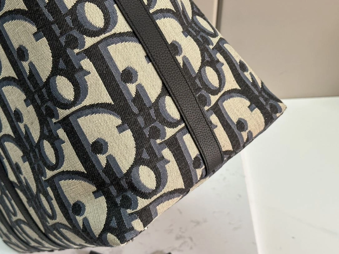 Accurate model Christian Dior Top Handle Bags