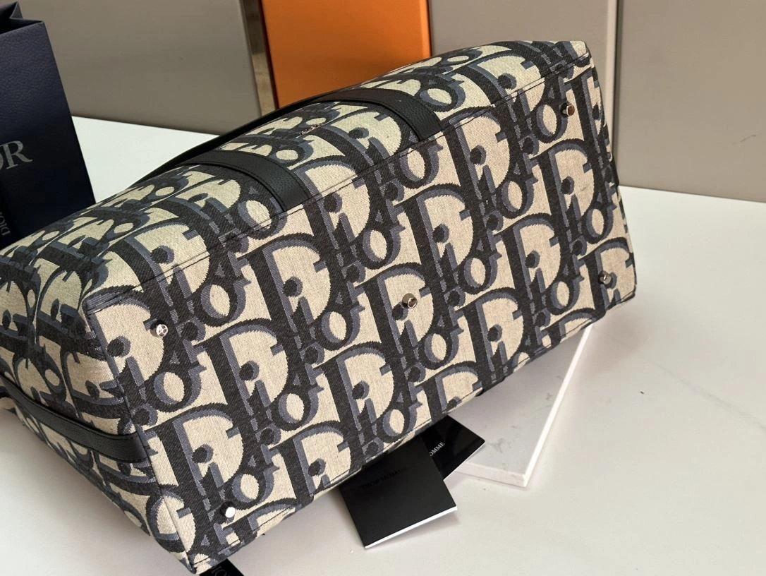Accurate model Christian Dior Top Handle Bags