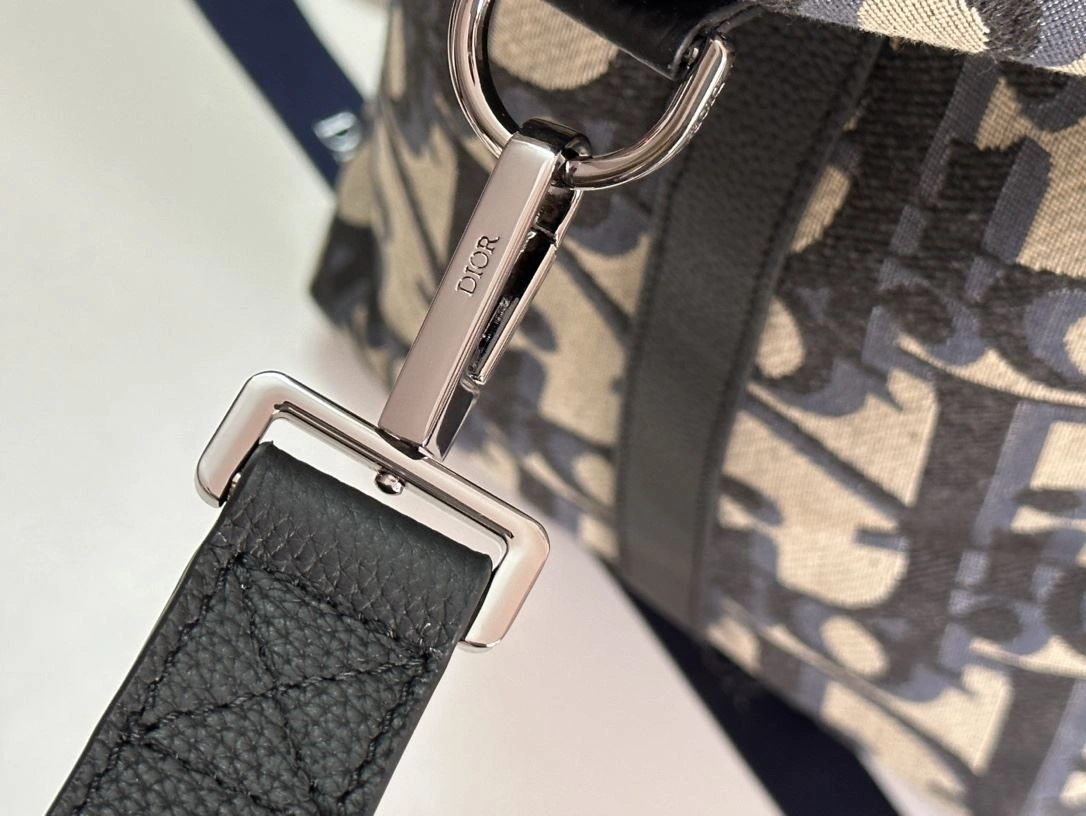 Accurate model Christian Dior Top Handle Bags