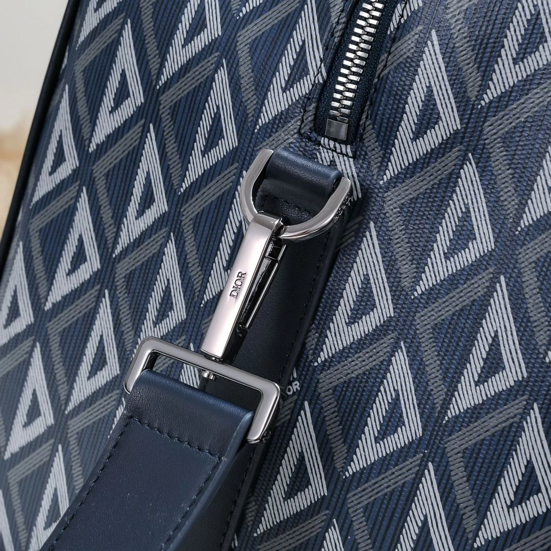 Accurate model Christian Dior Travel Bags