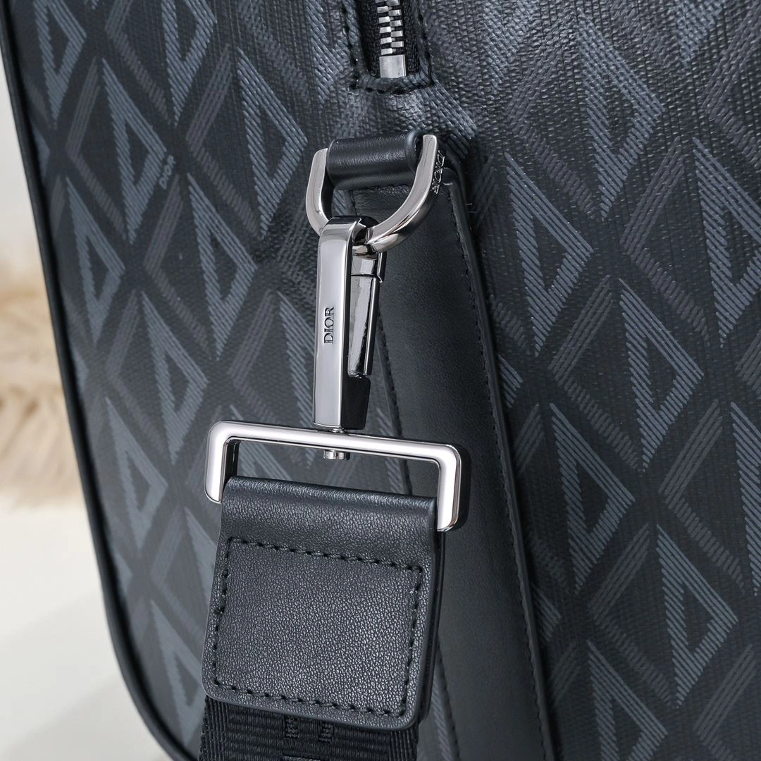 Low-cost Christian Dior Travel Bags