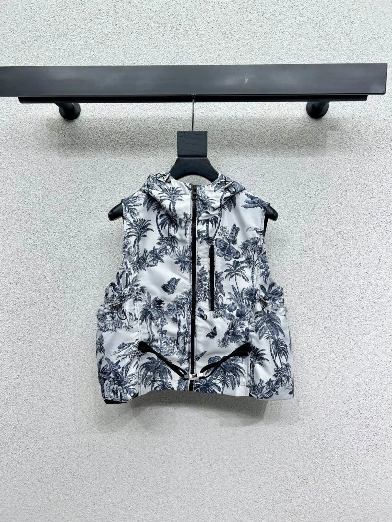 Accurate model Christian Dior Vest