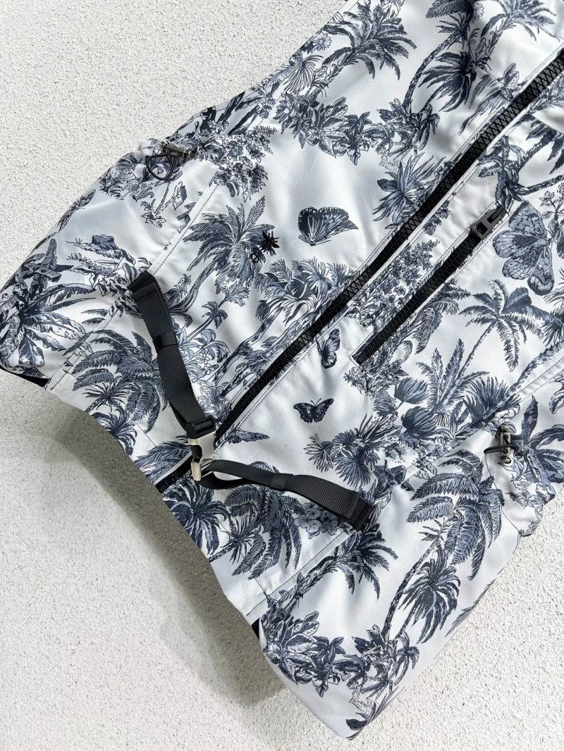 Accurate model Christian Dior Vest