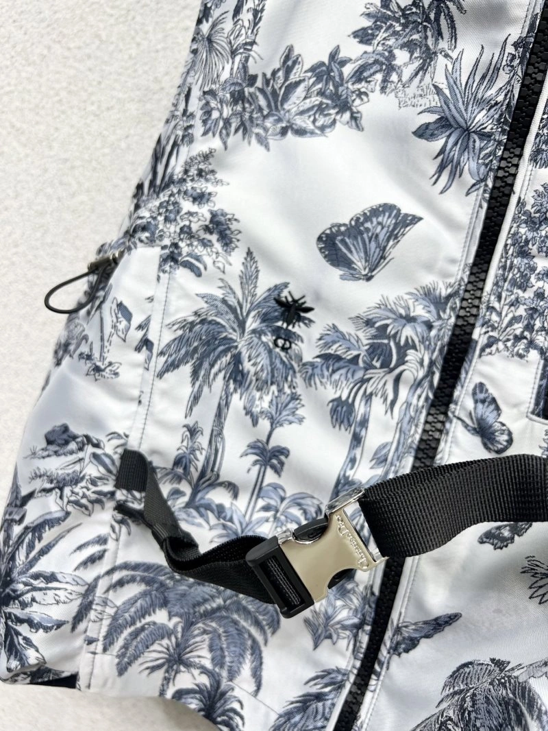 Accurate model Christian Dior Vest