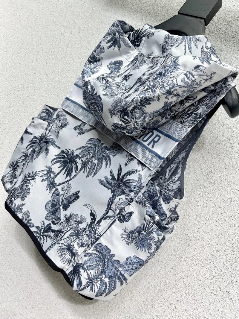 Accurate model Christian Dior Vest