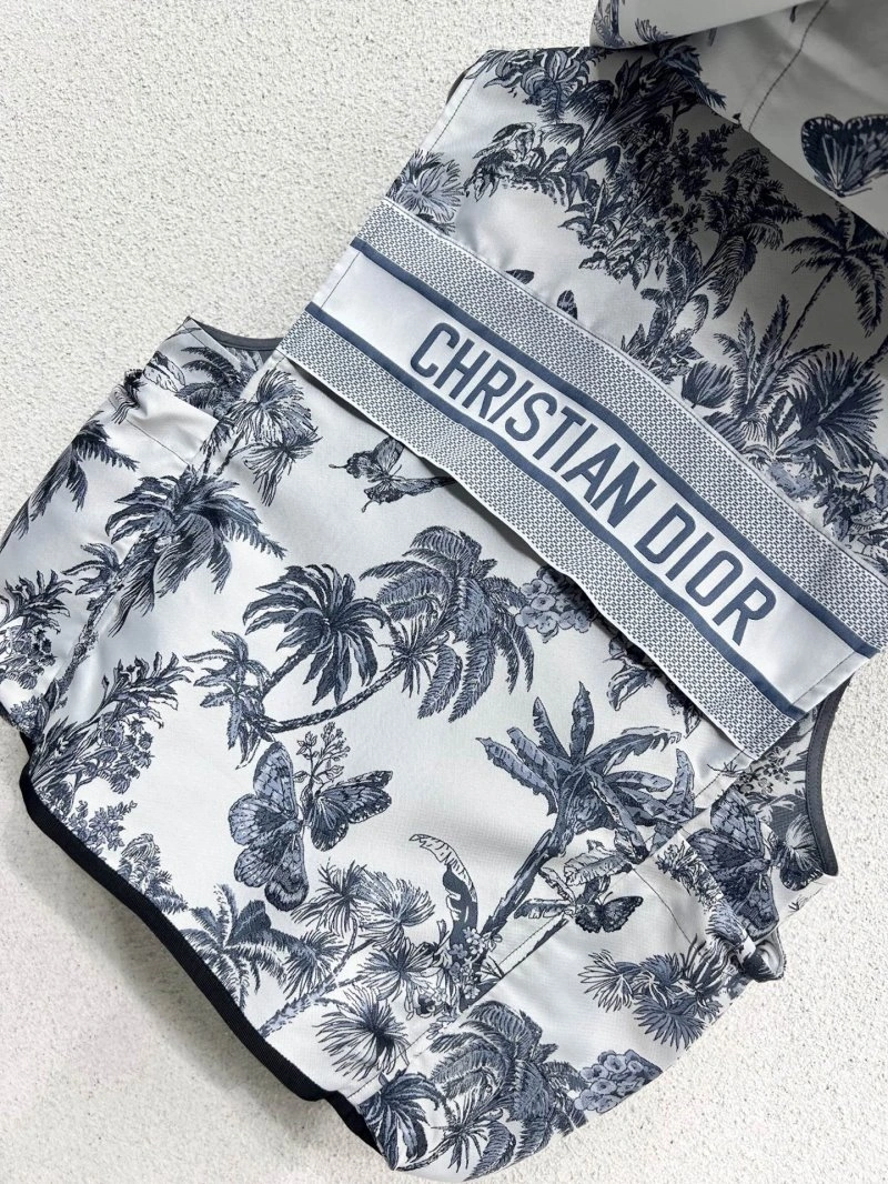 Accurate model Christian Dior Vest