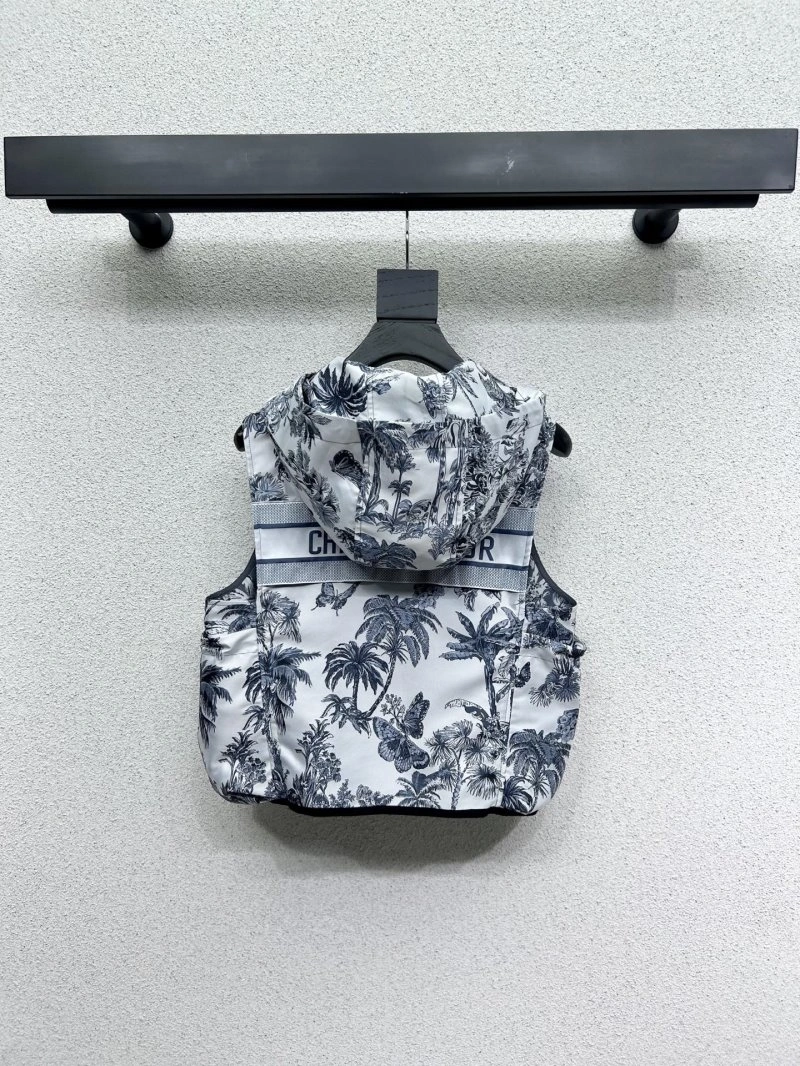 Accurate model Christian Dior Vest