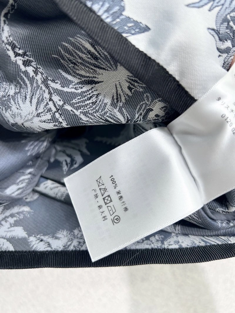 Accurate model Christian Dior Vest
