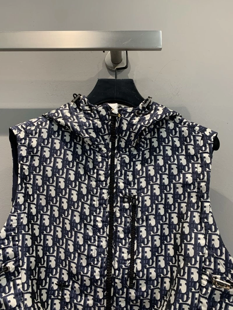 Accurate model Christian Dior Vest