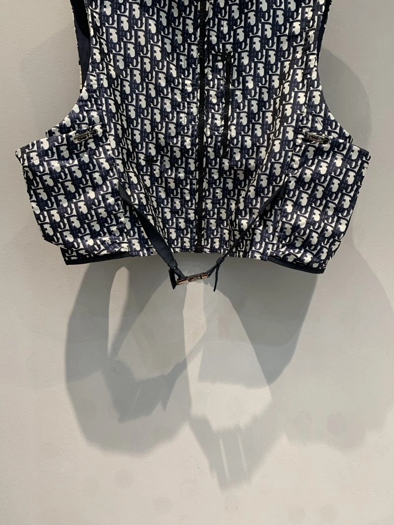 Accurate model Christian Dior Vest