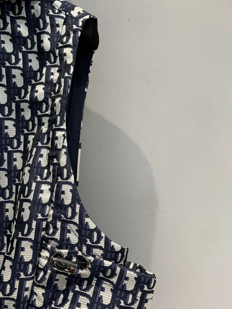 Accurate model Christian Dior Vest