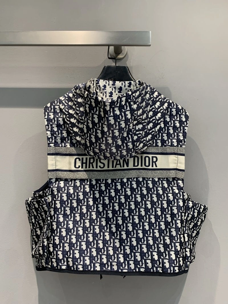 Accurate model Christian Dior Vest