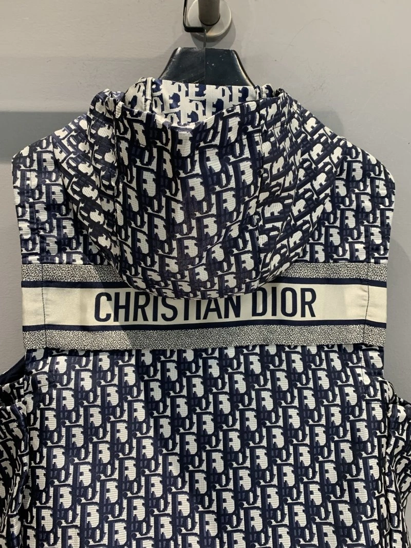 Accurate model Christian Dior Vest
