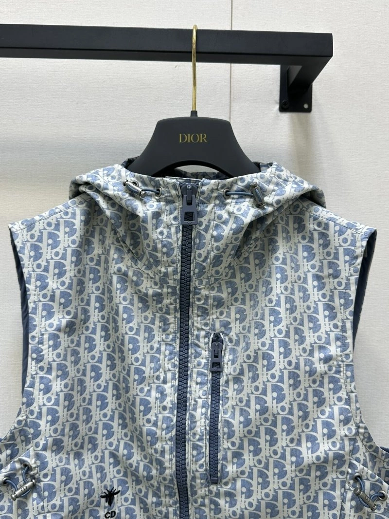 Accurate model Christian Dior Vest
