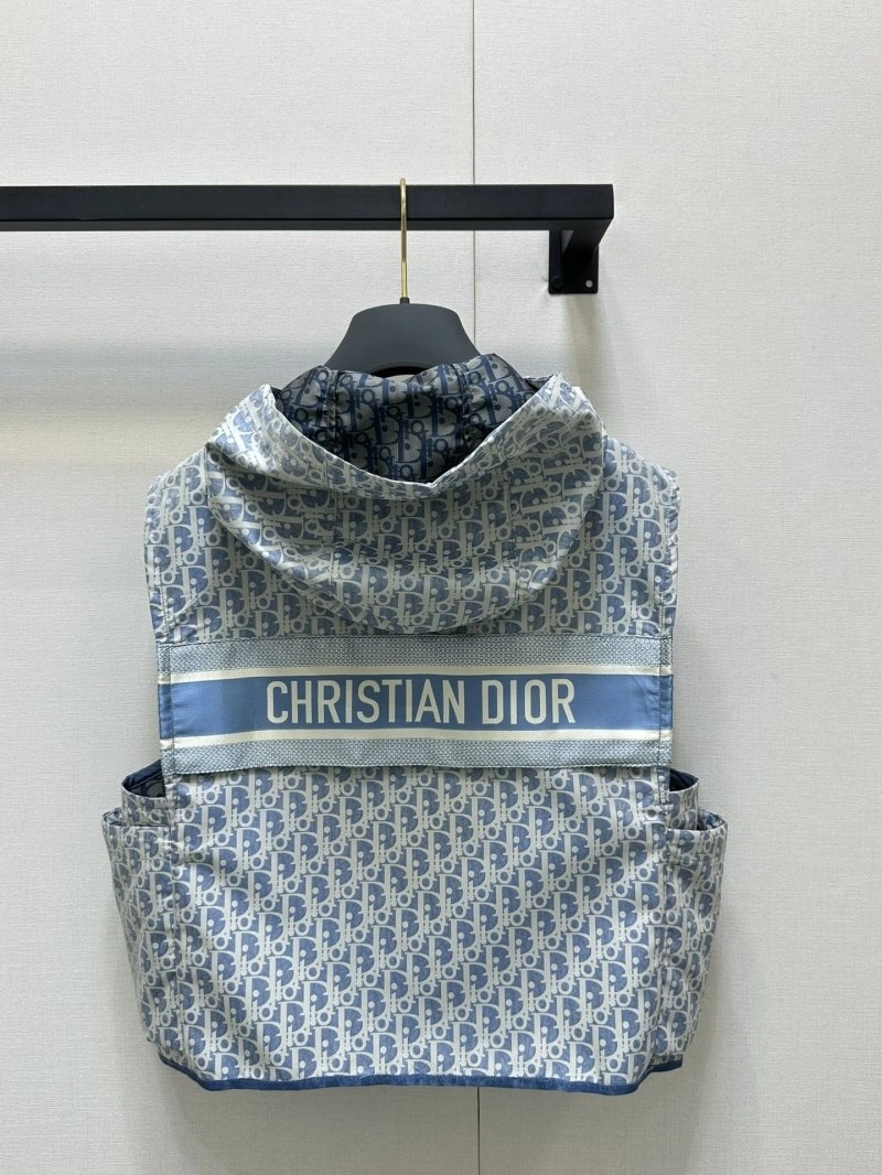 Accurate model Christian Dior Vest