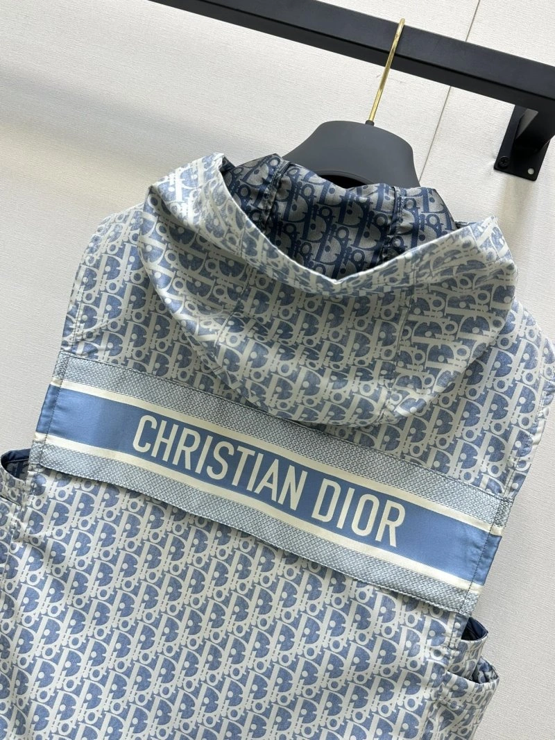 Accurate model Christian Dior Vest