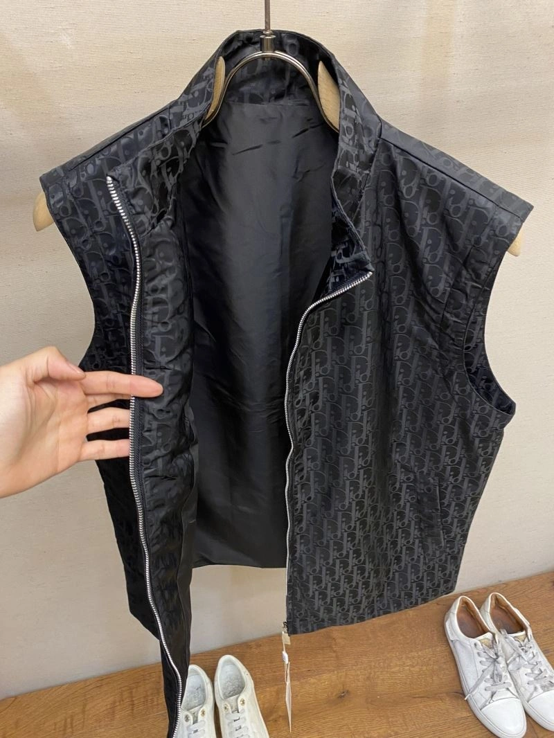 Accurate model Christian Dior Vest
