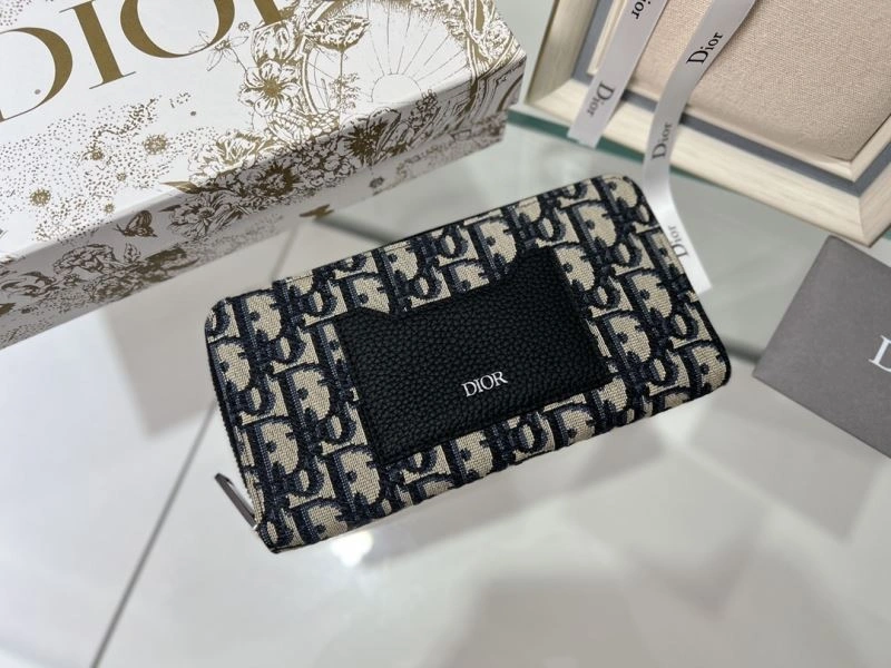 Accurate model Christian Dior Wallet