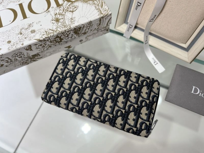 Accurate model Christian Dior Wallet