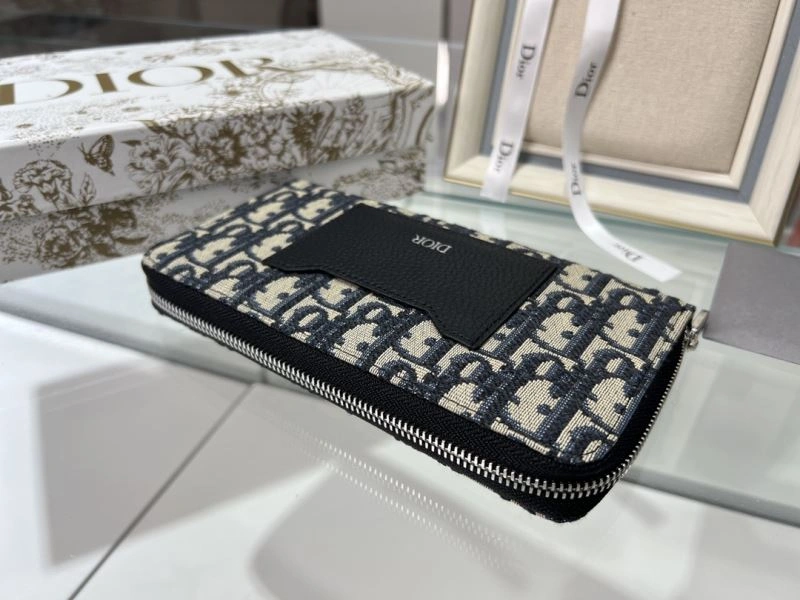Accurate model Christian Dior Wallet