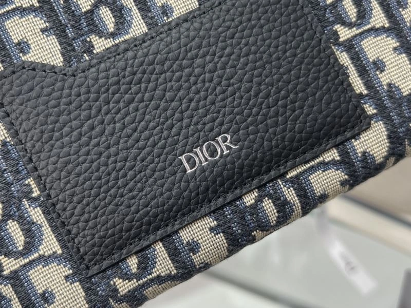 Accurate model Christian Dior Wallet