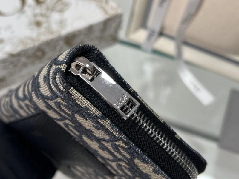 Accurate model Christian Dior Wallet
