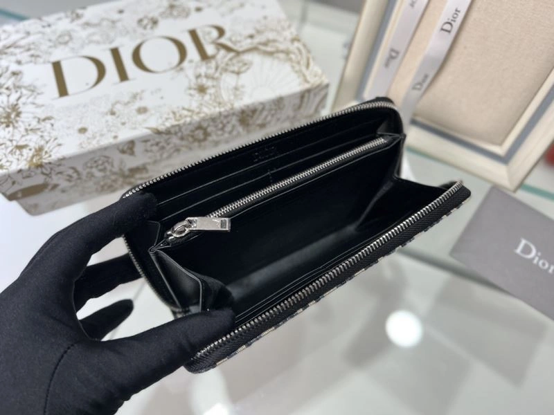 Accurate model Christian Dior Wallet