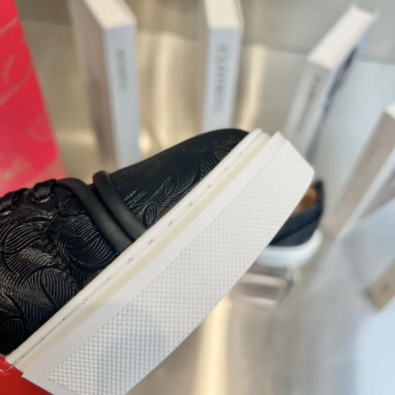 Bargain Christian Louboutin Low Shoes