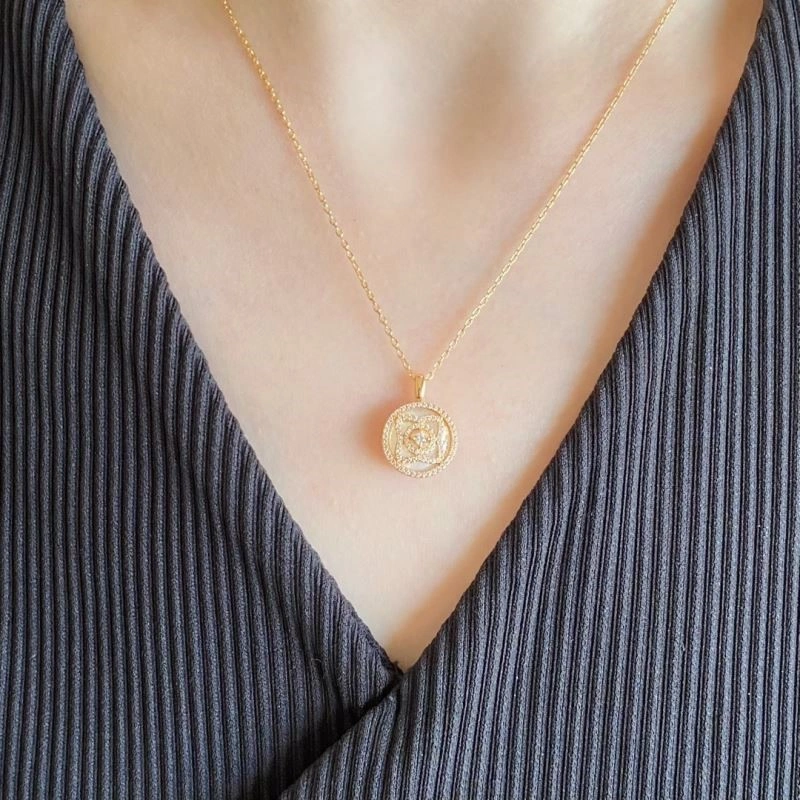 De Bee Necklaces